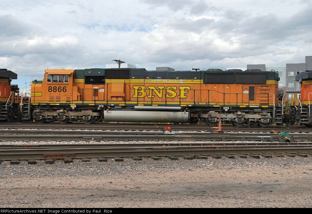 BNSF 8866